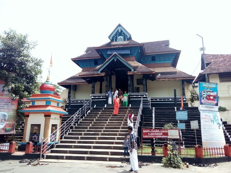 Parthasarathy Temple of Lord Krishna in Aranmula - Kasi Tours and Travels
